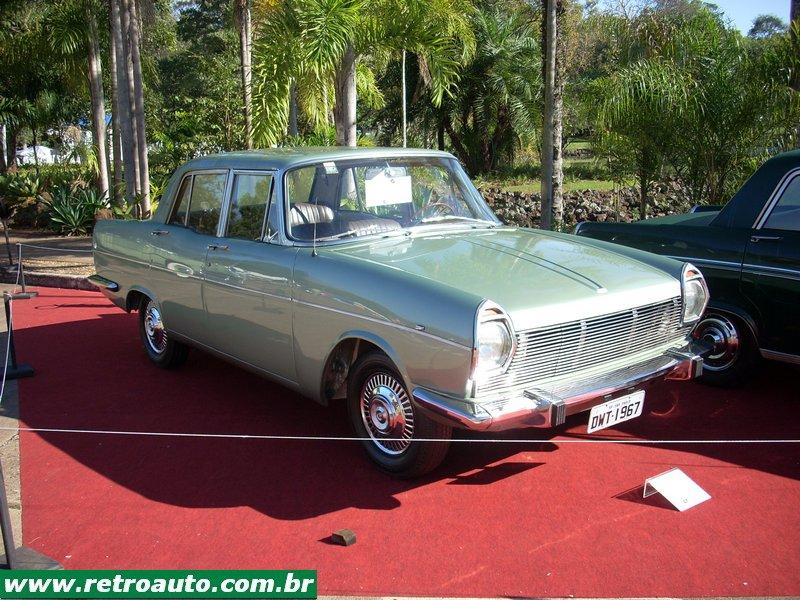 Simca Chambord: O primeiro automóvel brasileiro com motor V8 ...